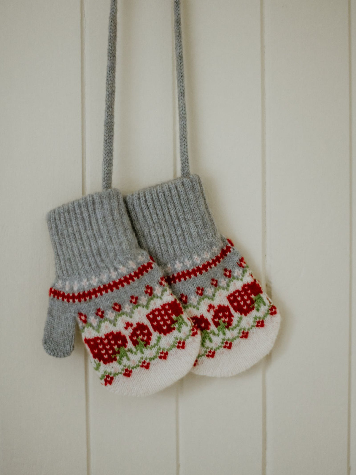 Mini Lambswool Strawberry Mittens | Campbell's of Beauly